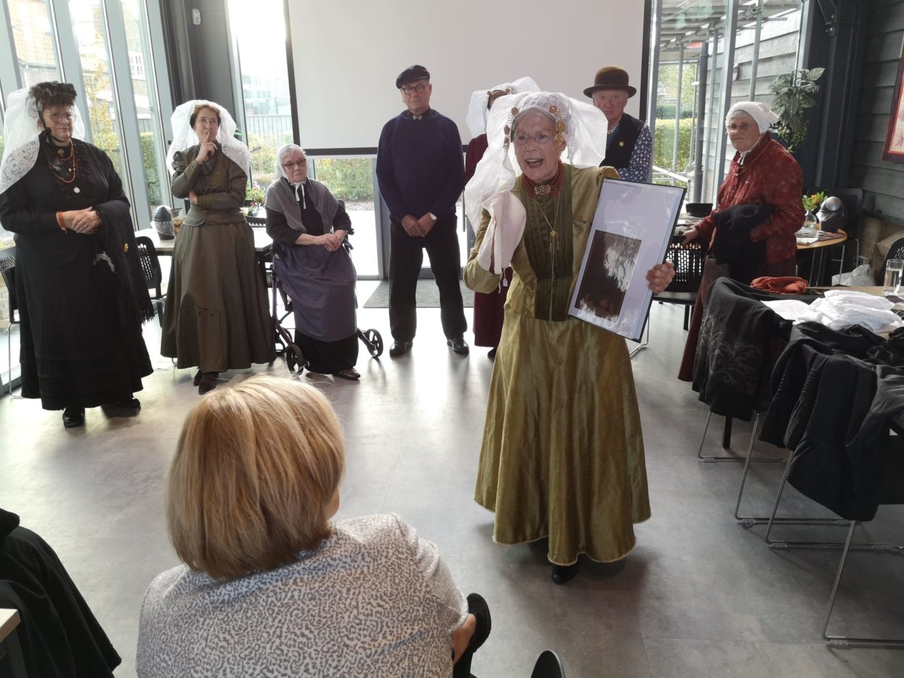 Burgemeester Marleen Sijbers ingewijd in de Thoolse streekdracht ...